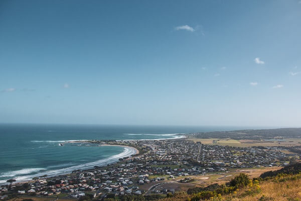 What towns does the Great Ocean Road go through?